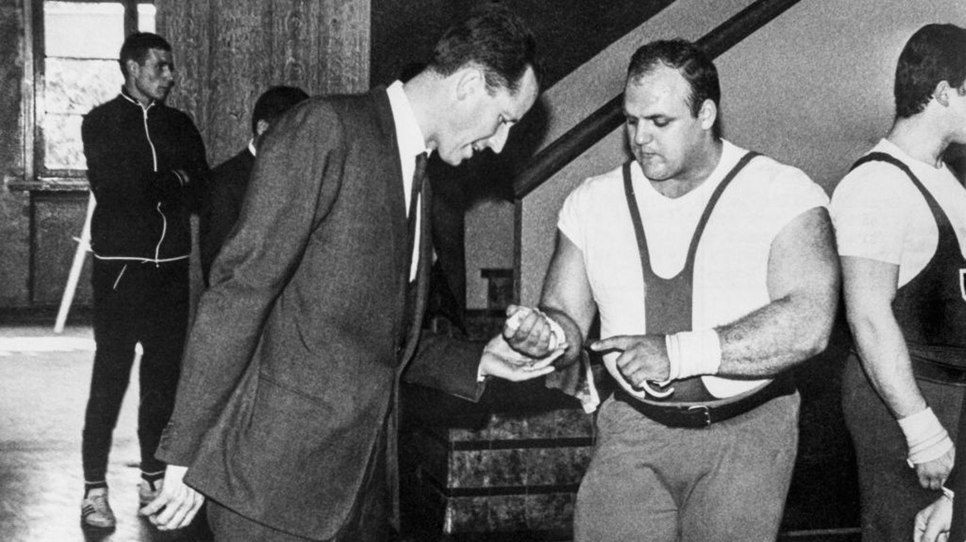 À côté du poing levé de Tommie Smith et John Carlos, un autre geste est ...