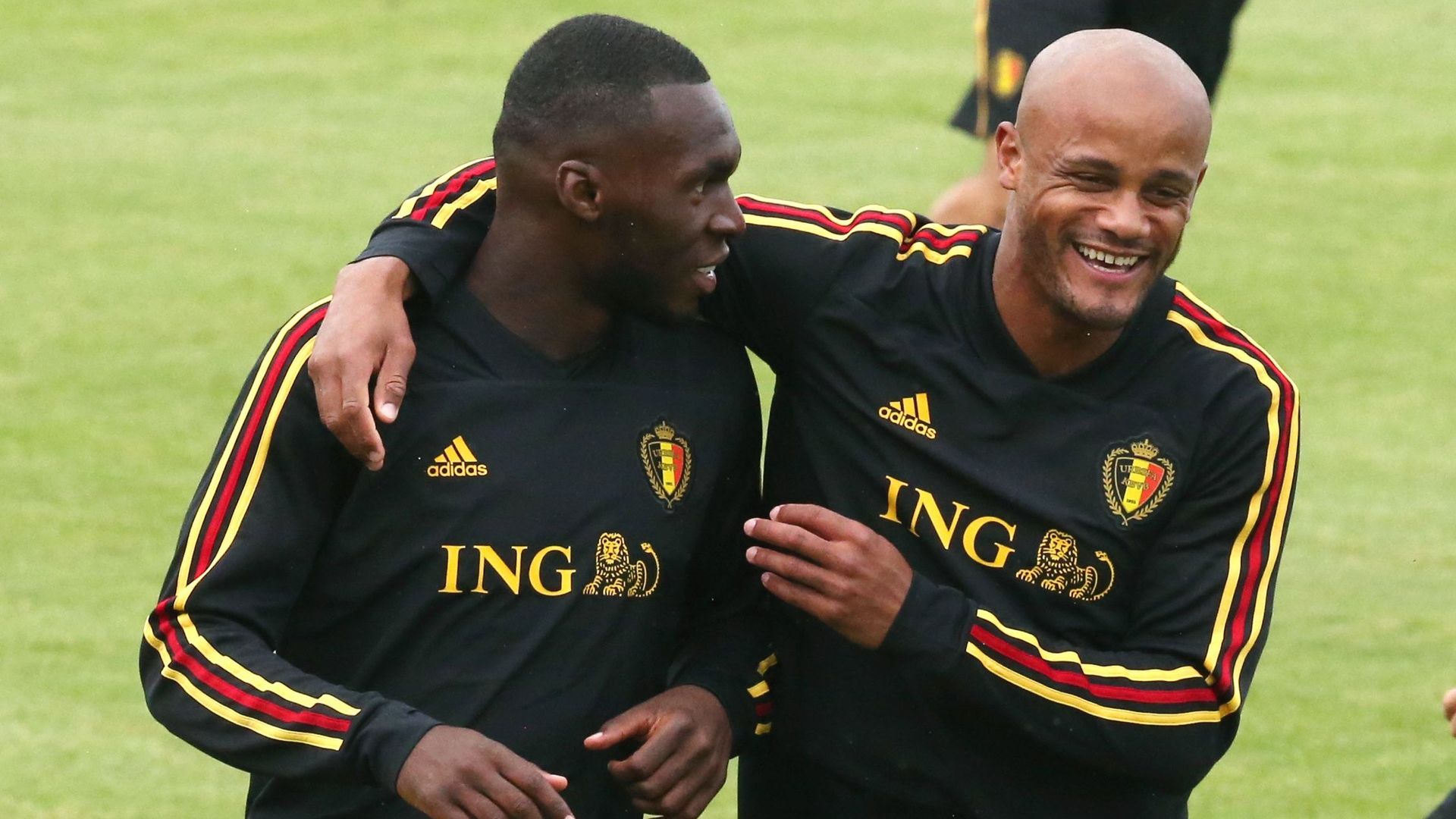 Benteke réconforte les Diables Rouges après leur élimination - RTBF Actus