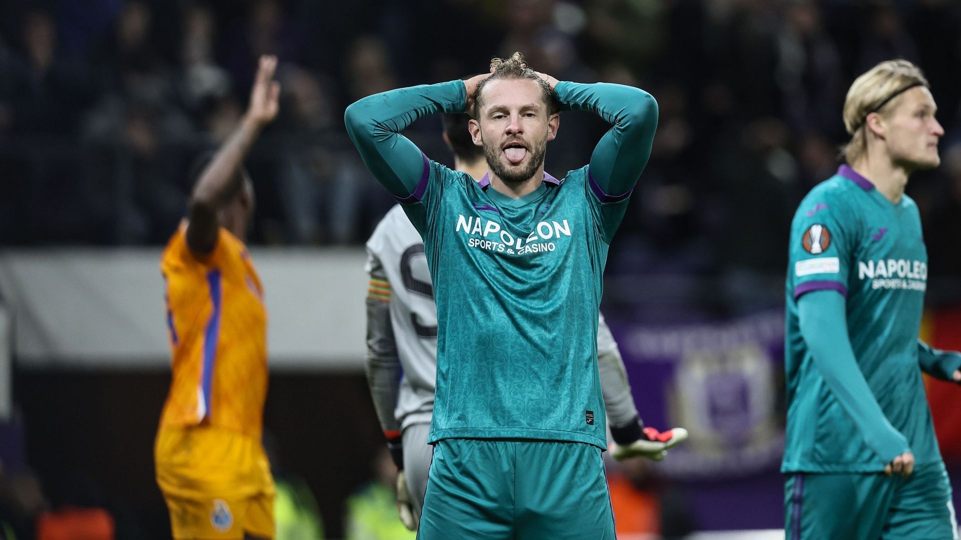 24 ans, coach de l’équipe féminine du Sporting de Charleroi et ...