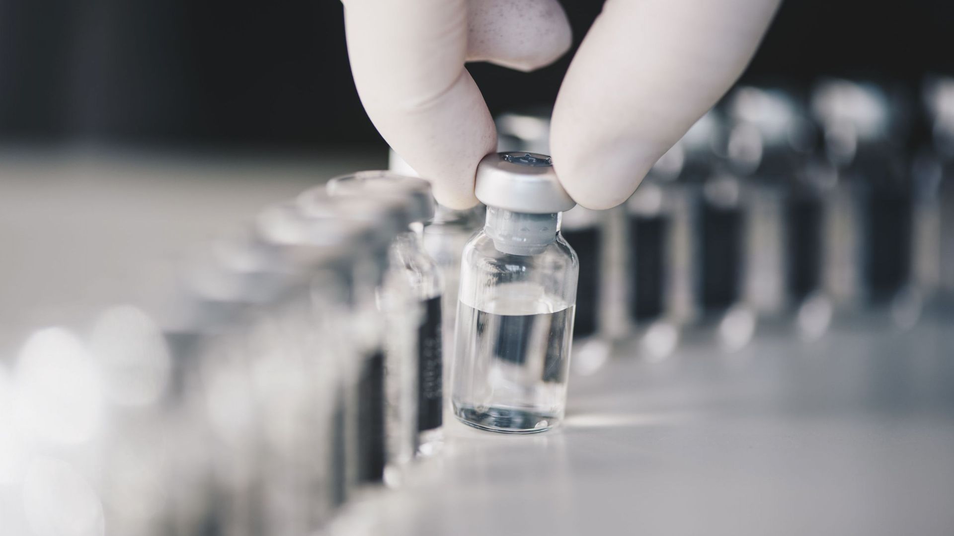 Les vaccins anti-Covid sont sûrs, réaffirme l’agence française du ...