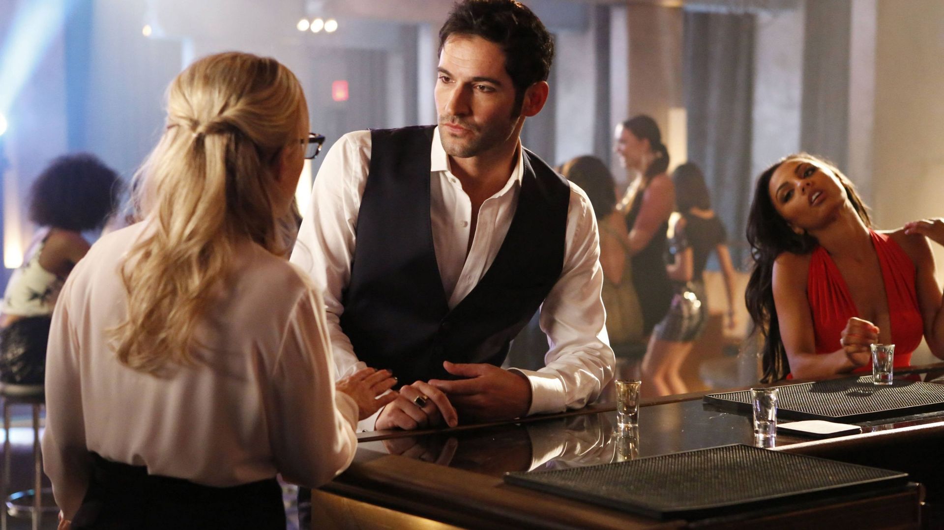 Tom Ellis de la série 'Lucifer' comme vous ne l'avez jamais vu ! - RTBF ...