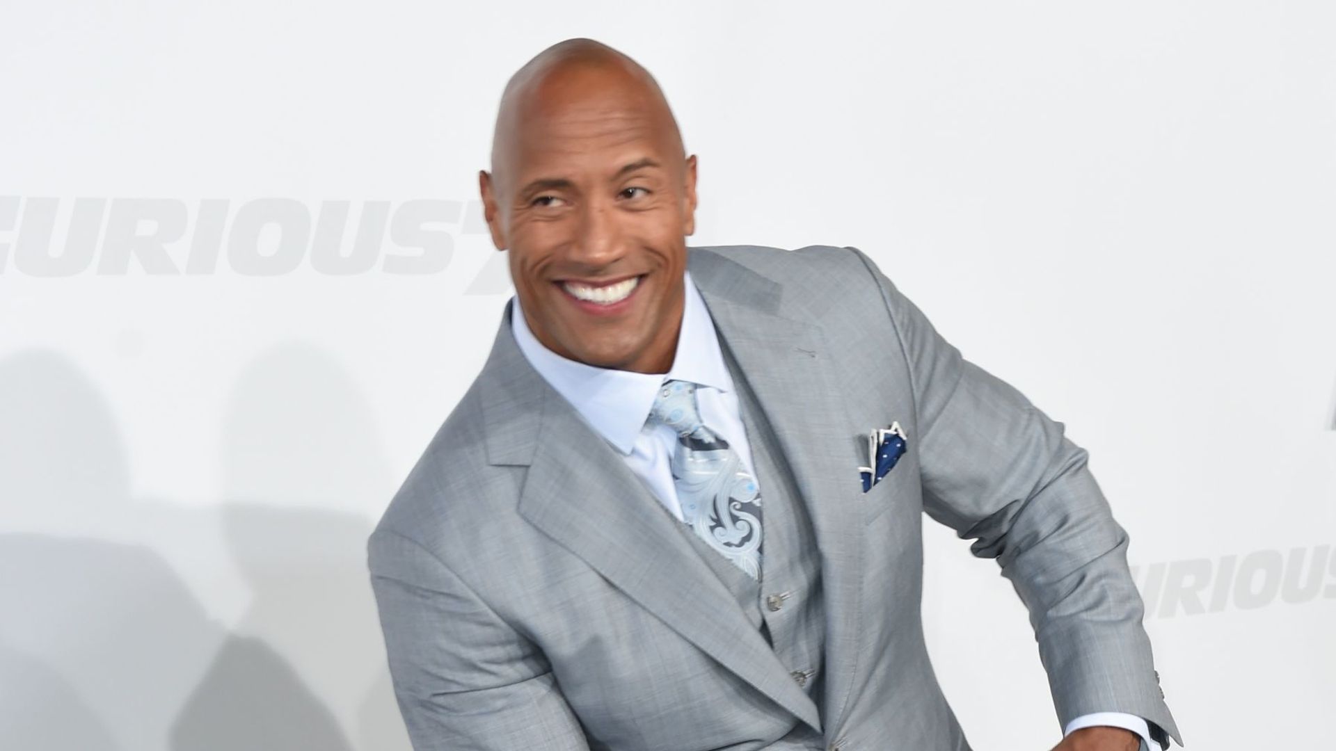 Dwayne Johnson en short rouge pour le film 'Alerte à Malibu' - RTBF Actus