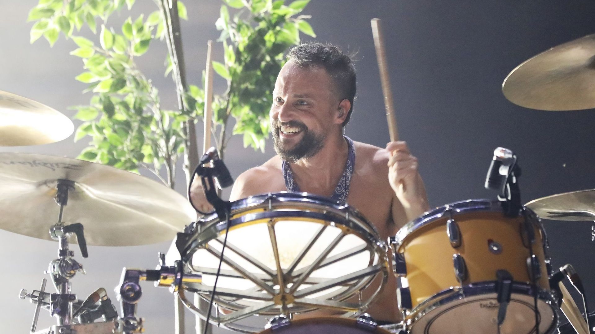 Envie de découvrir le nouveau batteur de Guns N' Roses sur scène ? C ...