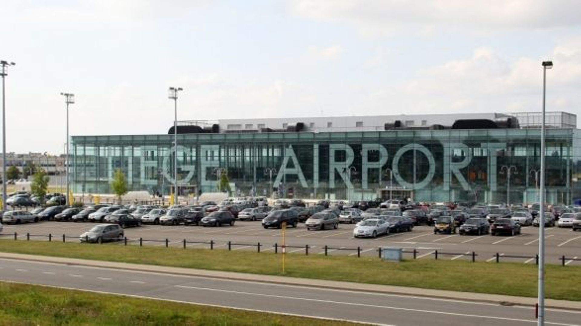 Un avion en difficulté se pose sans encombre à Bierset - RTBF Actus