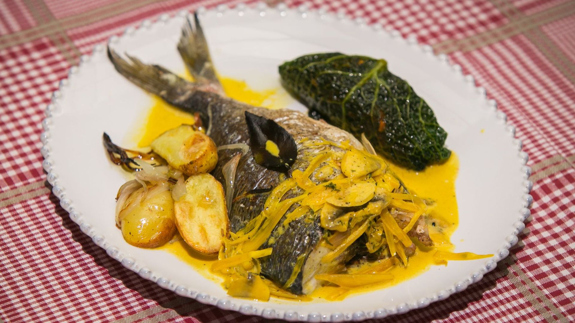 Dorade au four et chou farci aux légumes sauce safran