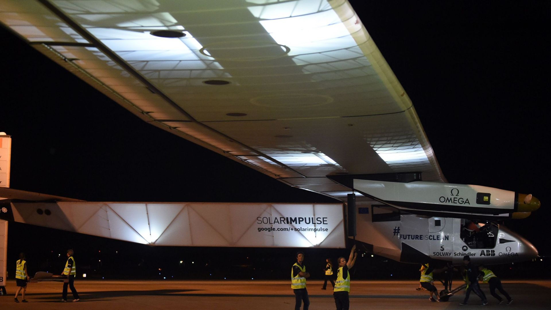 Solar Impulse 2 s'est posé à Hawaï, record mondial en solitaire - RTBF ...