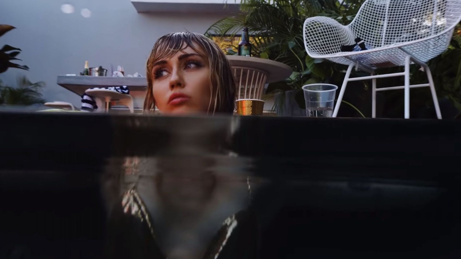 Miley Cyrus noie son chagrin dans le clip de 'Slide Away' - RTBF Actus