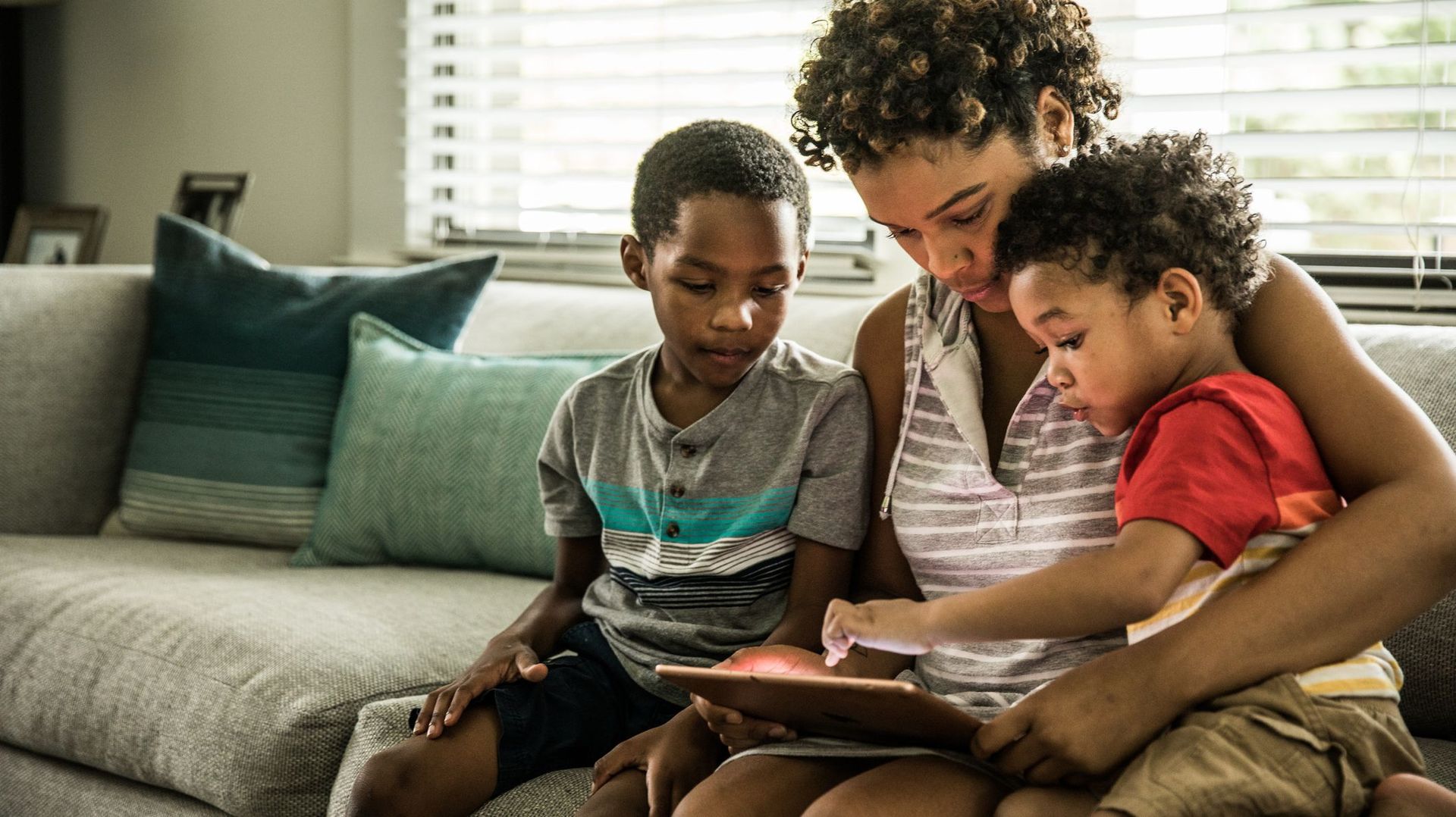 Mères solo et confinement: la galère - RTBF Actus