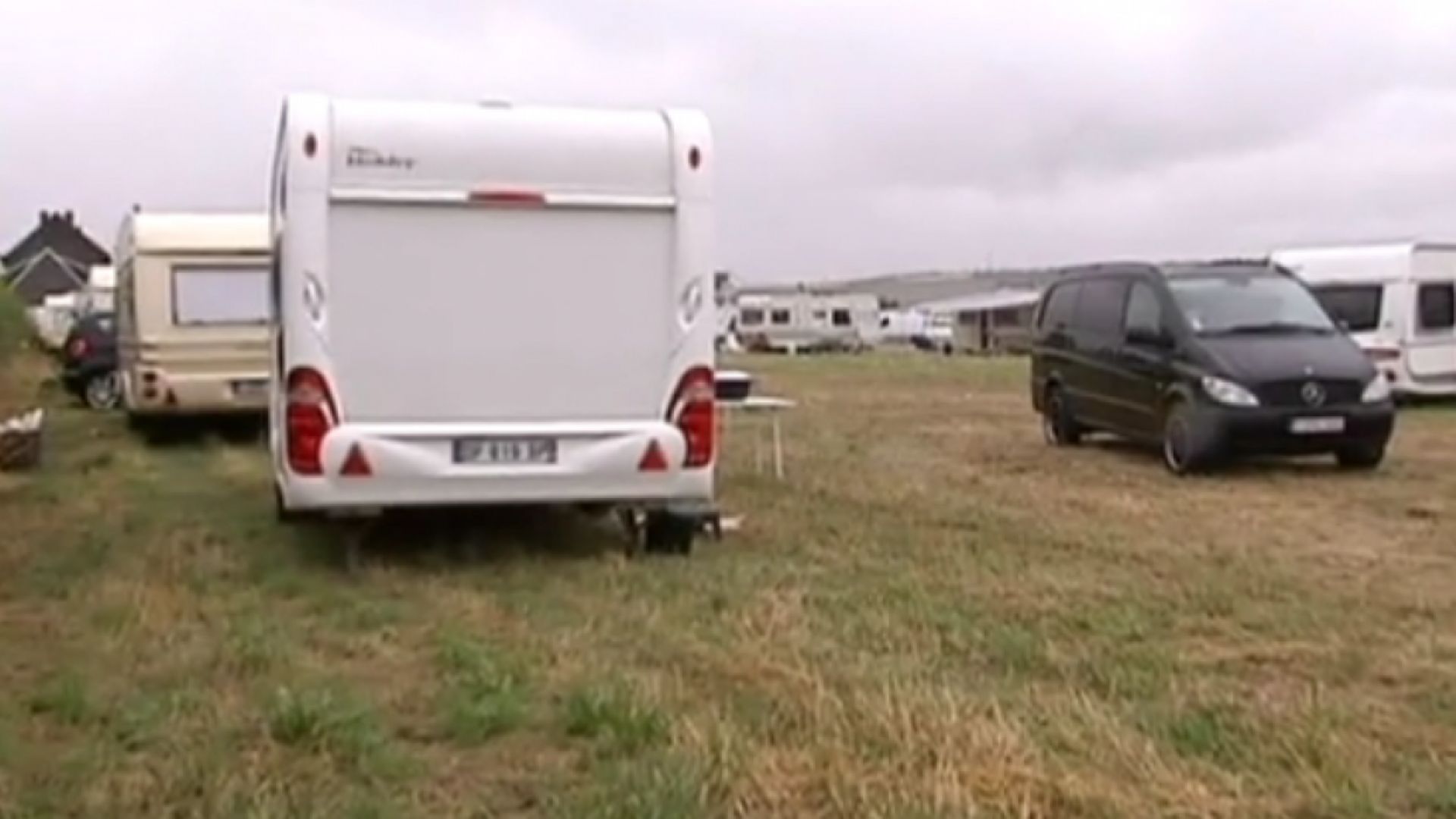 Un camp de gens du voyage à Jumet perquisitionné par la police - RTBF Actus