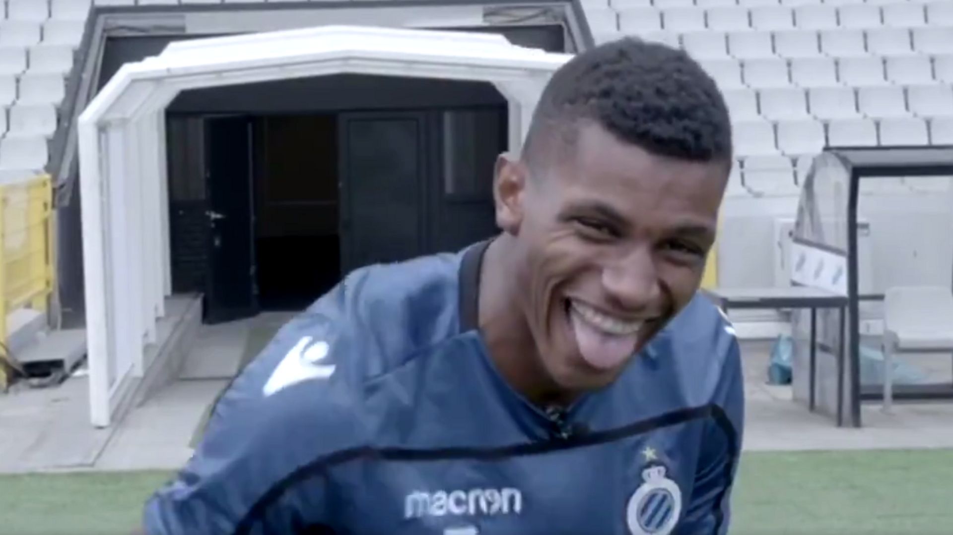Pas évident pour Wesley d'annoncer une grande nouvelle en néerlandais