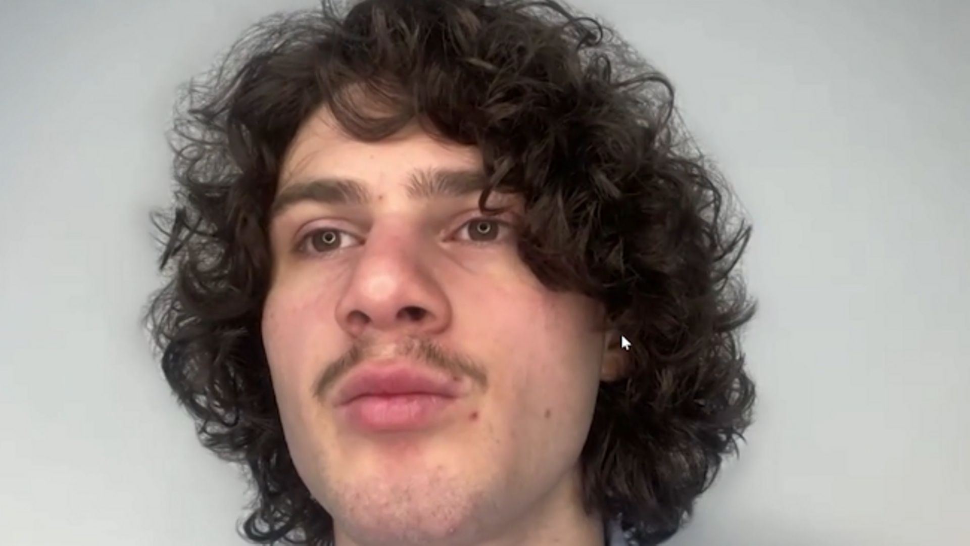 Agression homophobe dans un bus de la Stib : l’une des victimes témoigne - RTBF Actus