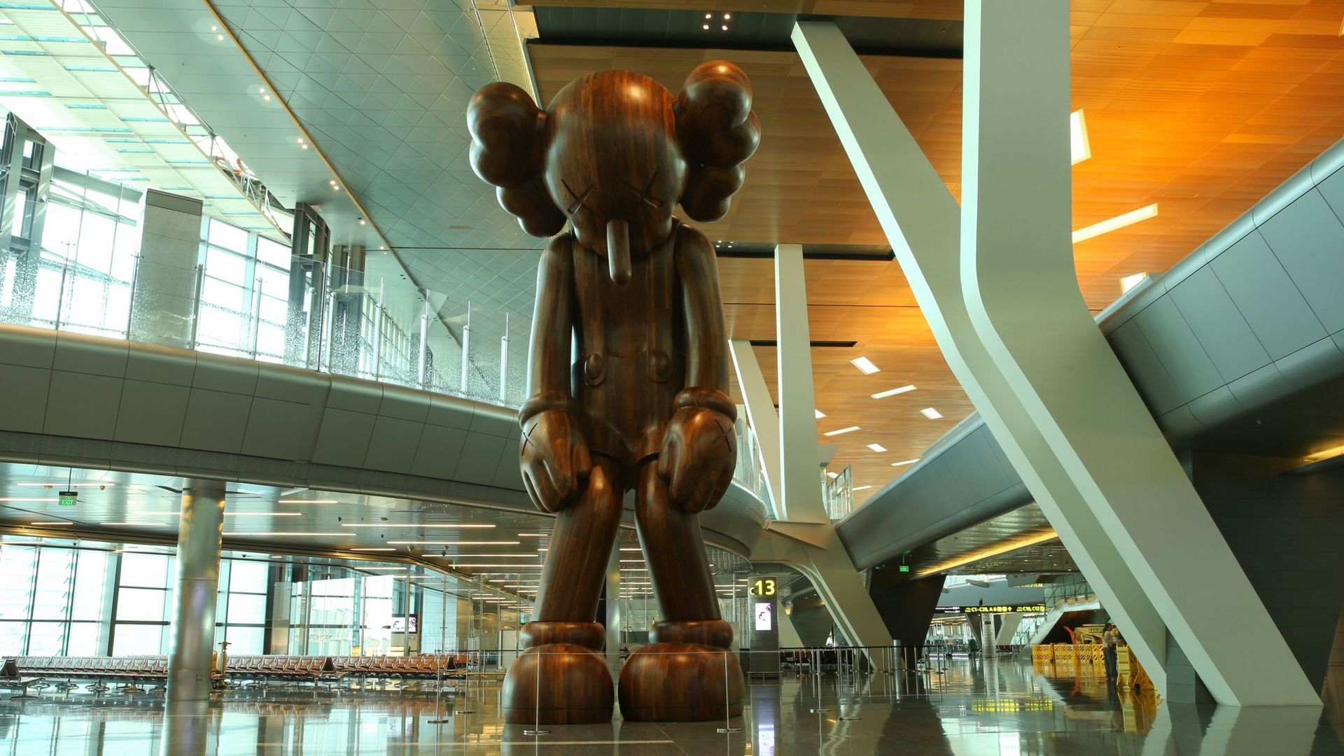 Une sculpture monumentale de KAWS dévoilée au Qatar - RTBF Actus