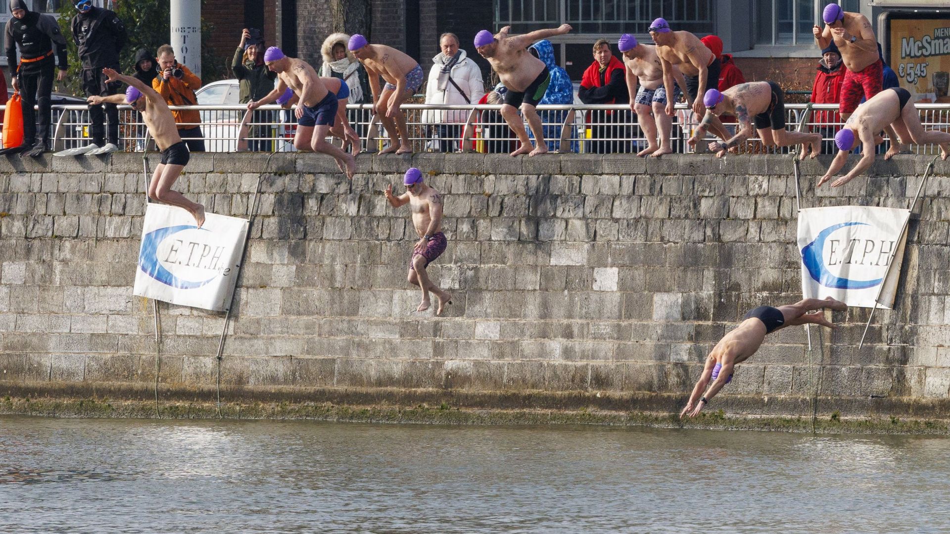 'Ça pique' ! 0 degré dehors, 5 degrés dans l’eau : les courageux ...