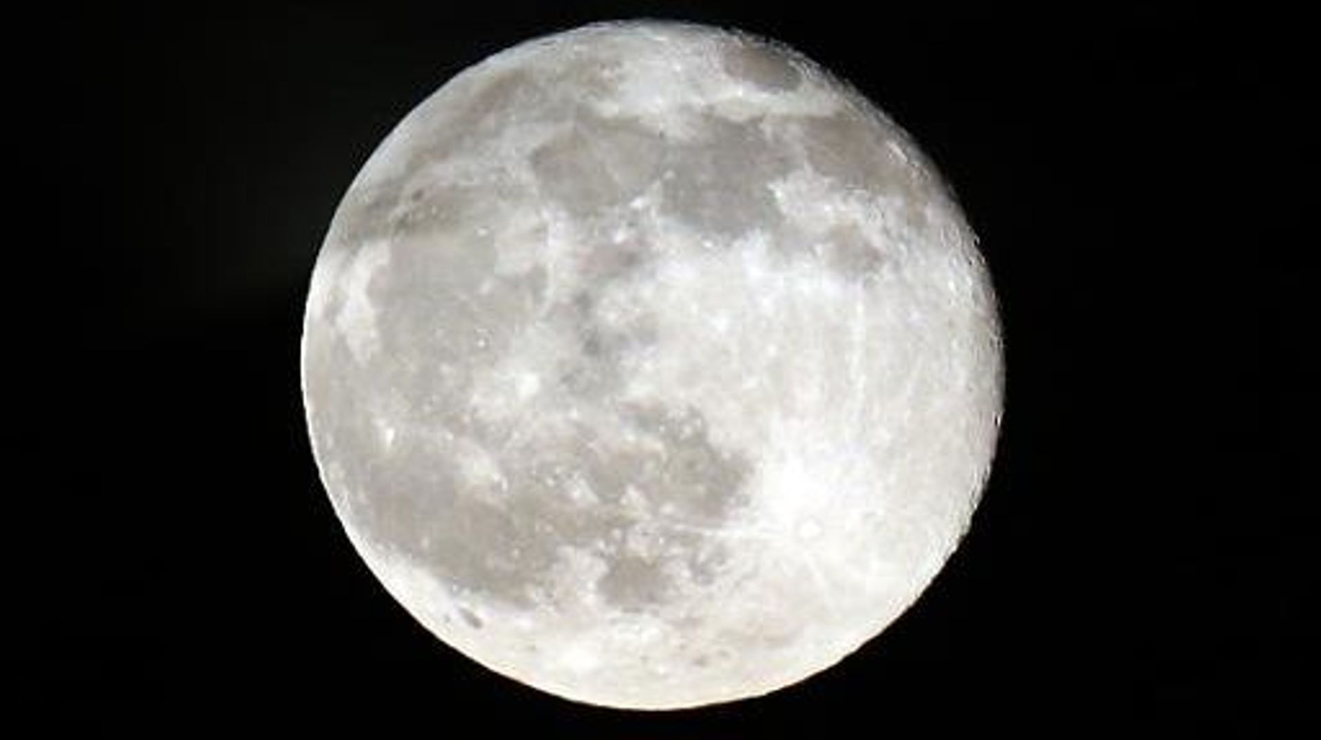 Pourquoi la Lune n'est pas une sphère parfaite - RTBF Actus