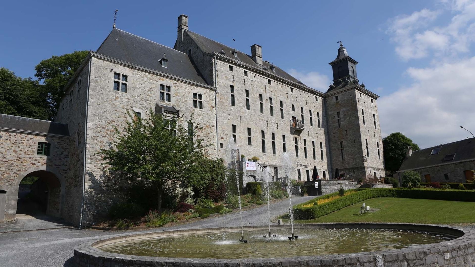 Le château de Harzé vendu pour 2 millions d’euros - RTBF Actus
