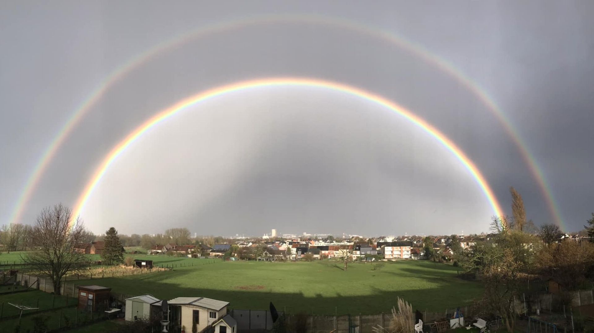 Comment expliquer le double arc-en-ciel apparu dans le ciel bruxellois ...