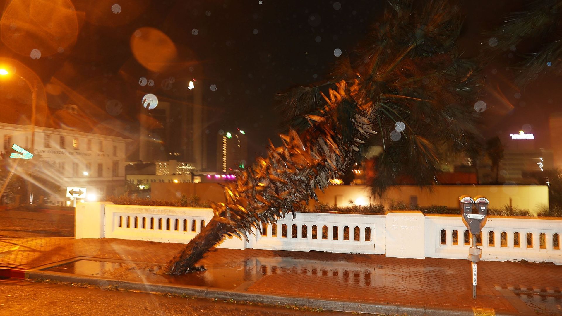 L'ouragan Harvey retrogradé en tempête tropicale, de graves inondations ...