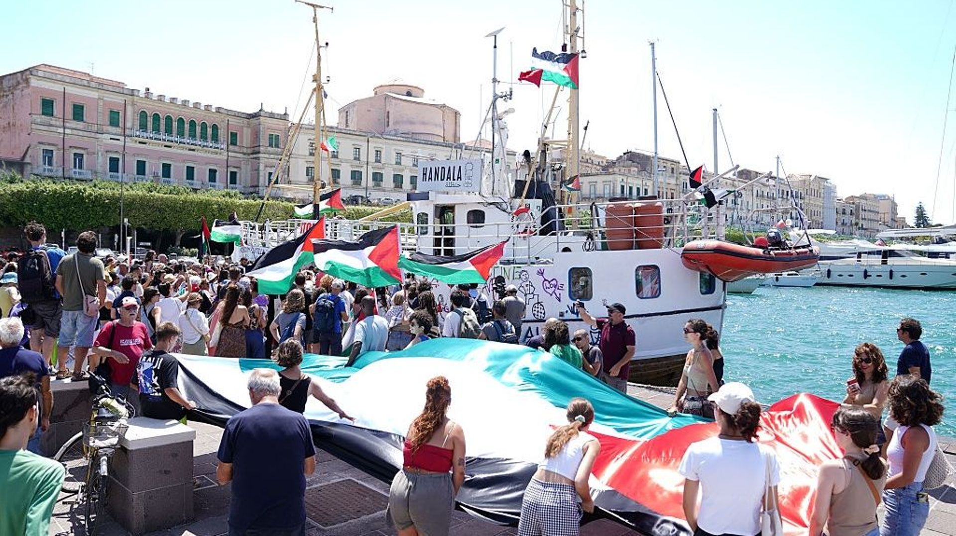 Israël avait-il le droit d’arraisonner le bateau Madleen en route pour ...