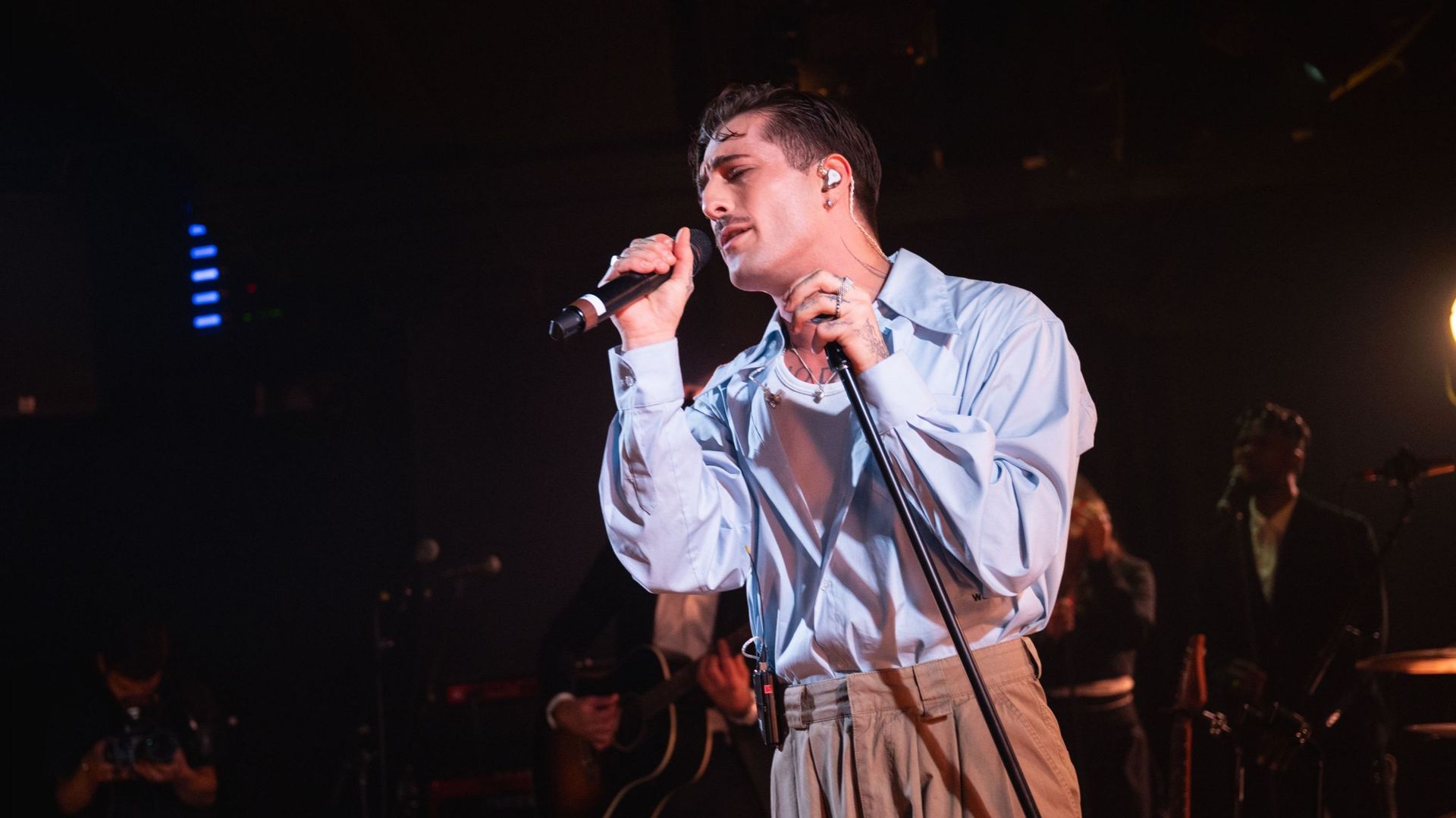 Damiano David, le chanteur de Måneskin, joue les prisonniers dans son nouveau clip, 'Next Summer ...