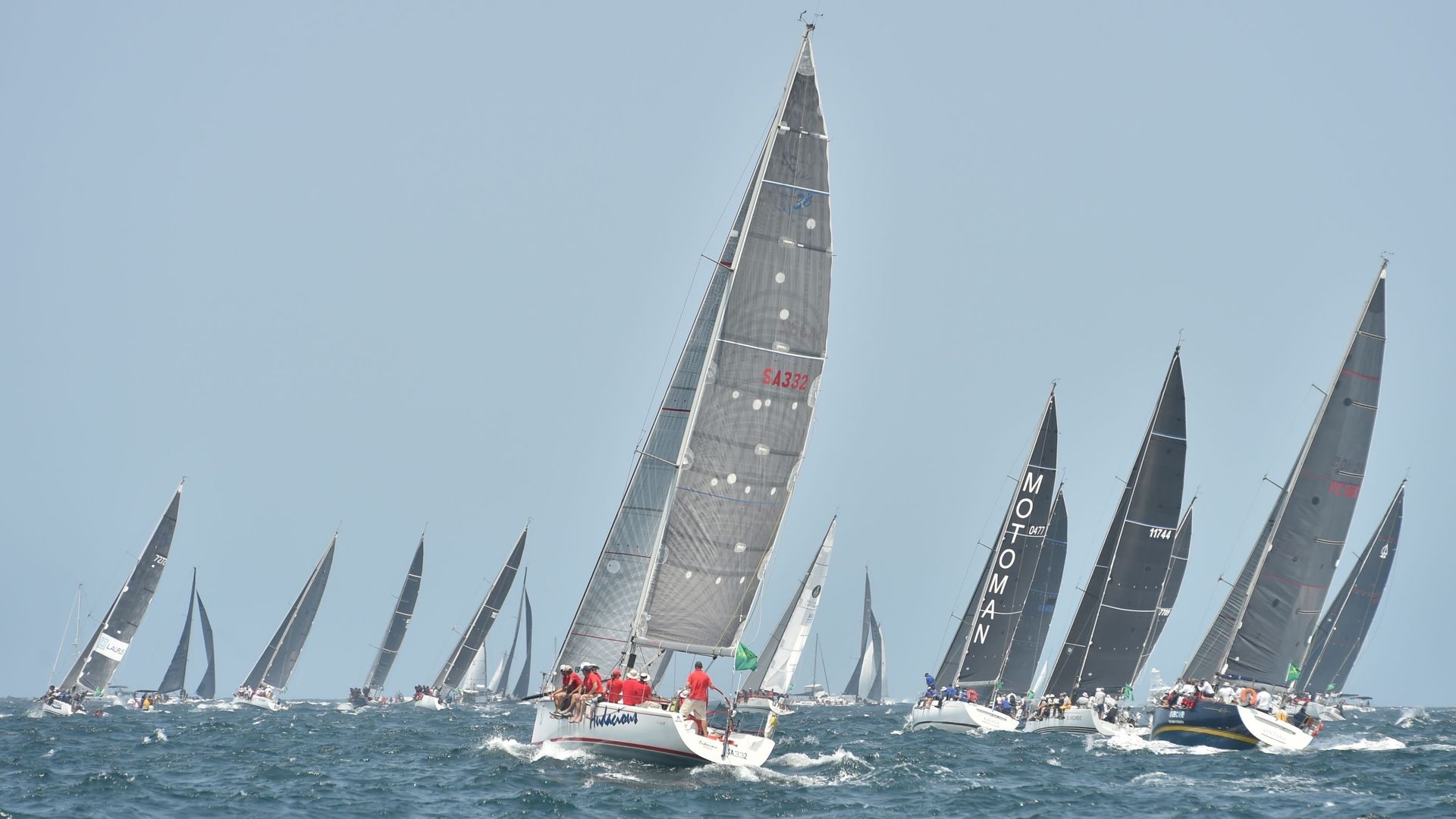 Le super-maxi Comanche emmène la flotte de la Sydney-Hobart - RTBF Actus