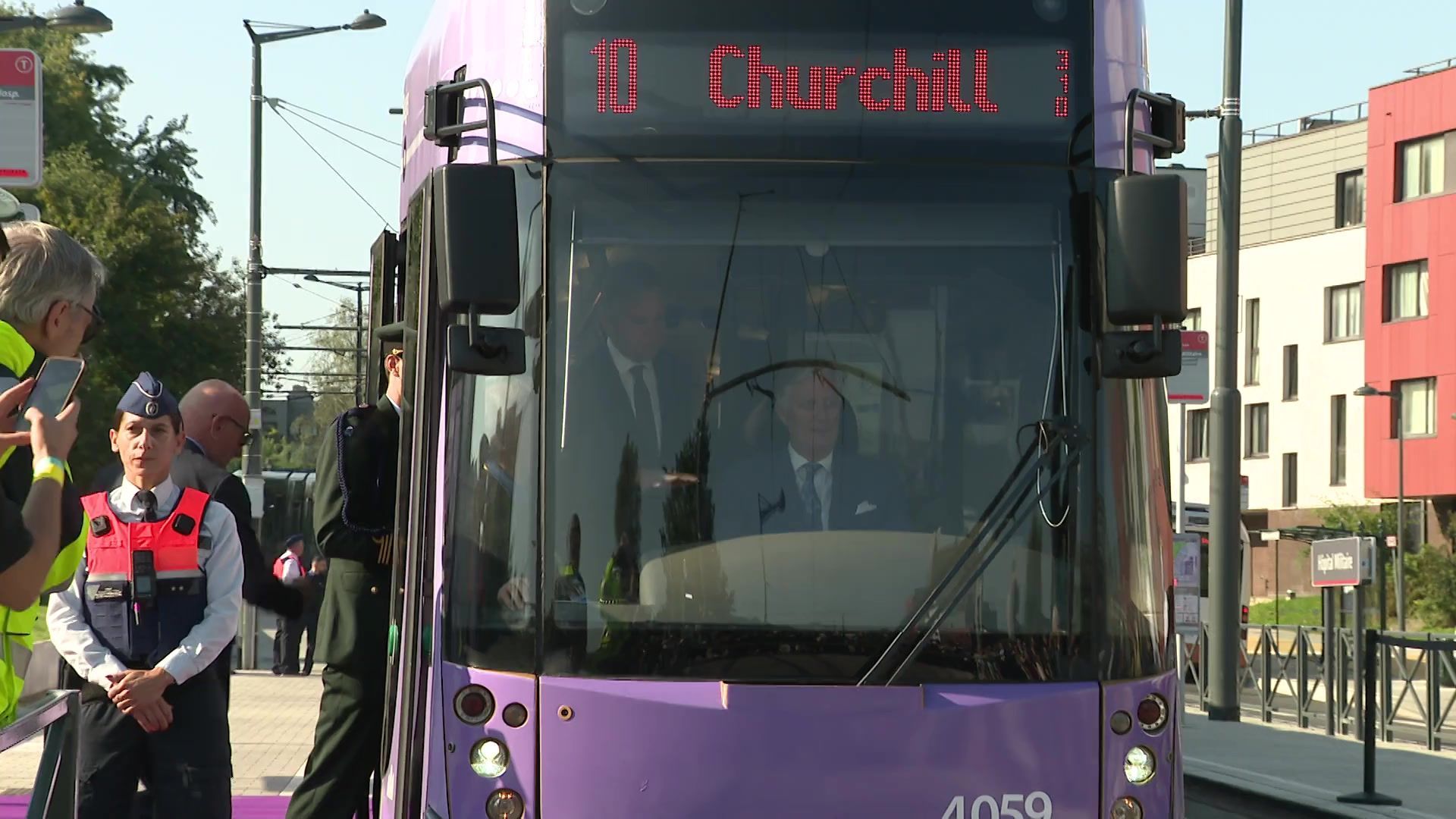 Le roi Philippe en pilote de tram pour inaugurer la nouvelle ligne 10 ...