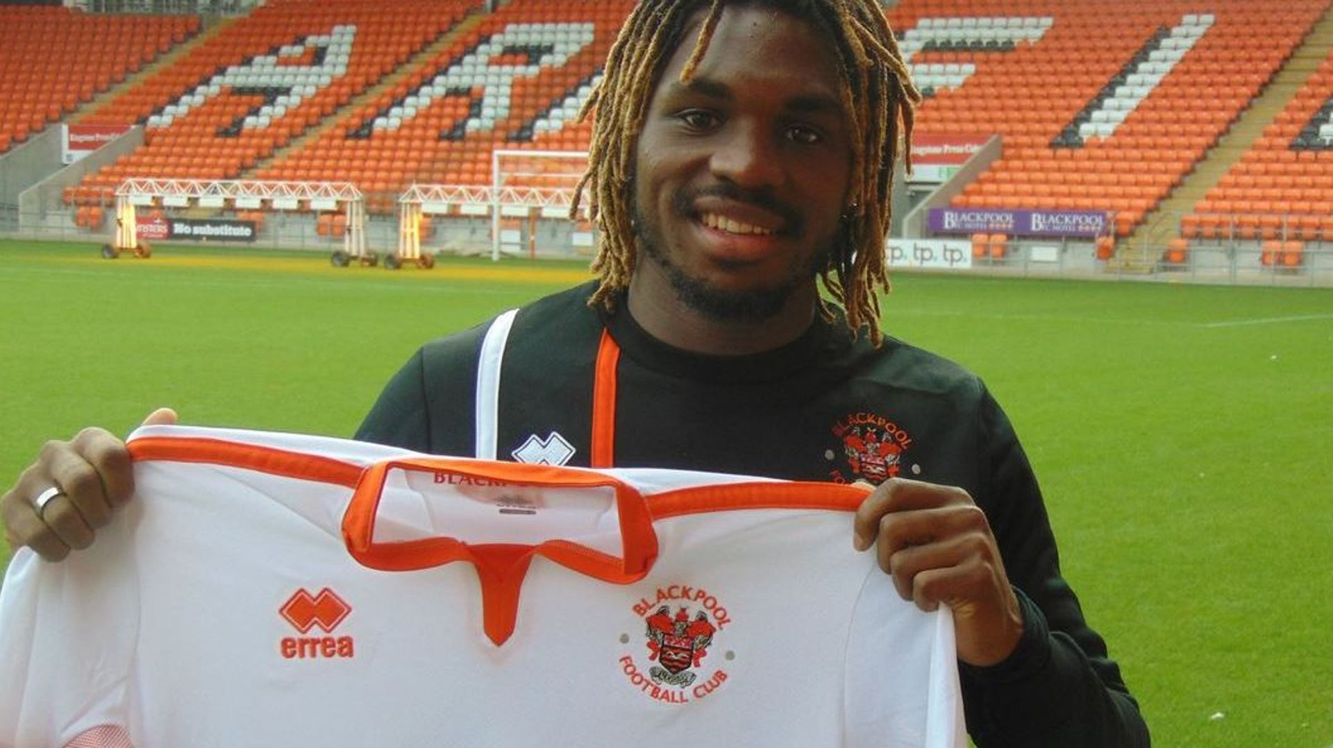 Dolly Menga rebondit à ... Blackpool en D3 anglaise - RTBF Actus