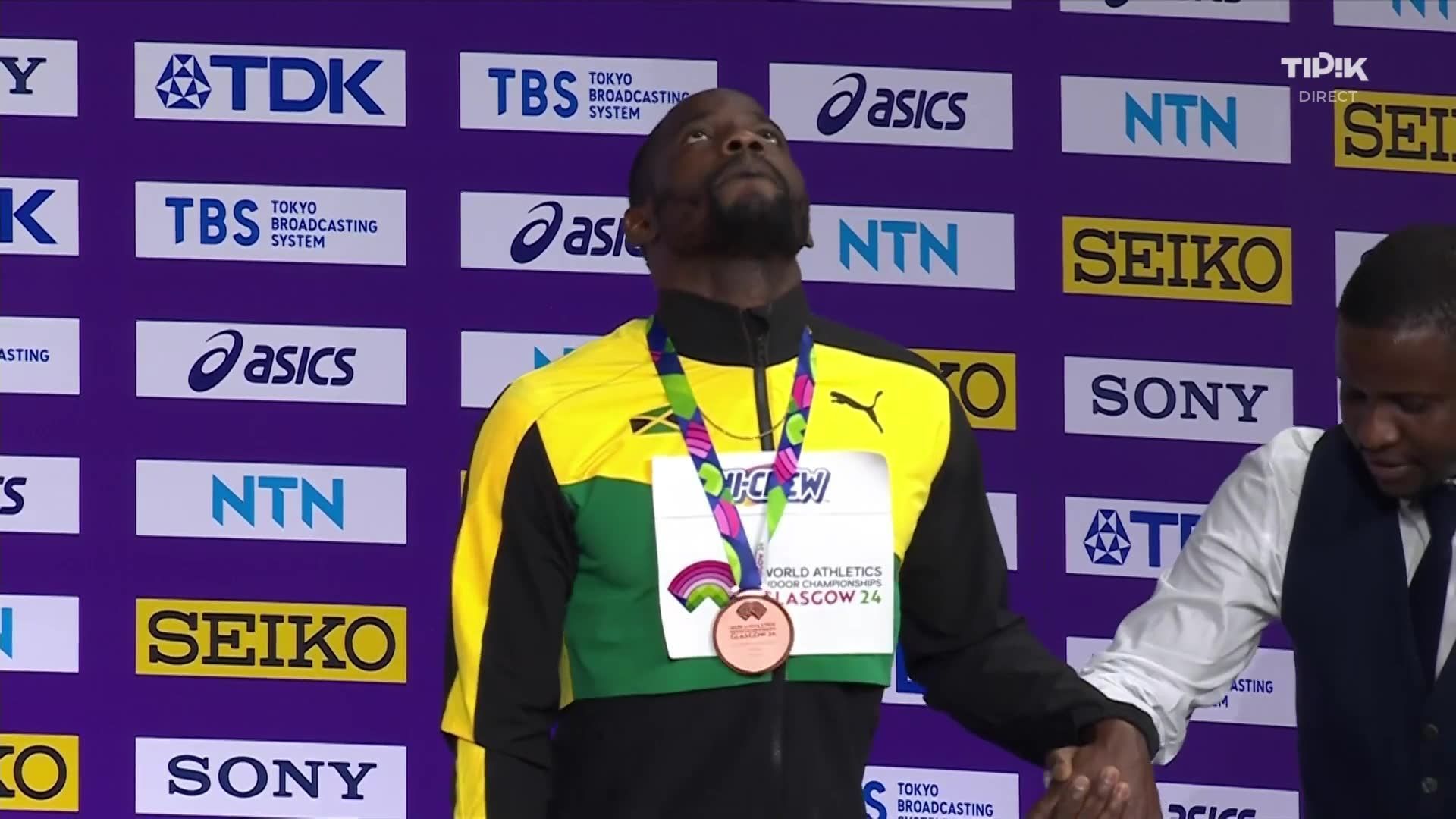 Rusheen McDonald en grande souffrance sur le podium des Mondiaux de ...