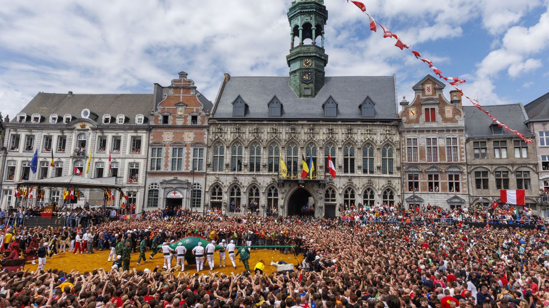 Doudou 2025 : vivez la Ducasse de Mons en direct avec Fanny Jandrain - RTBF Actus