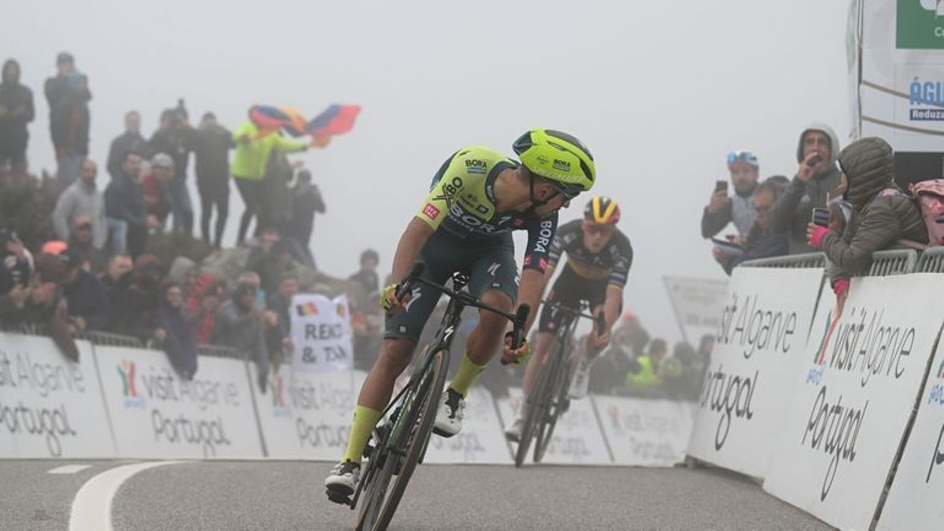 Daniel Martinez domine Evenepoel sur l’étape reine et prend la tête du ...
