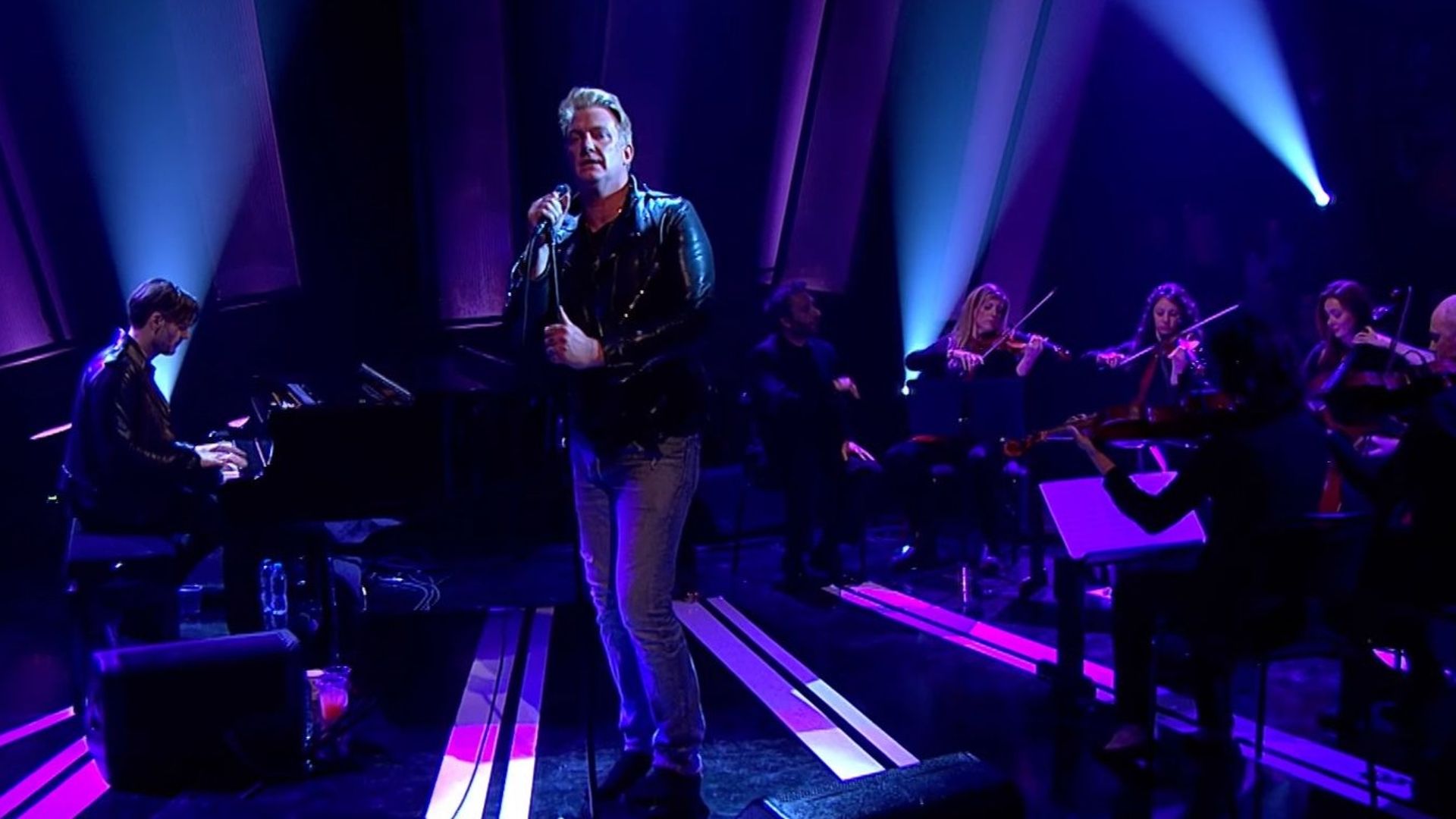 Live évidemment intense de Lorde à la télé anglaise - RTBF Actus