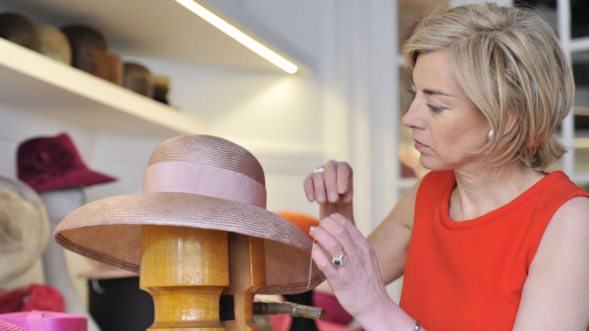 La maison Fabienne Delvigne : la chapelière bruxelloise qui coiffe les ...