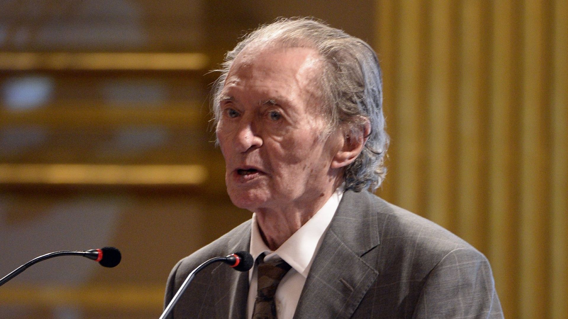 Le Prix des Lettres néerlandaises remis à Remco Campert en présence du ...