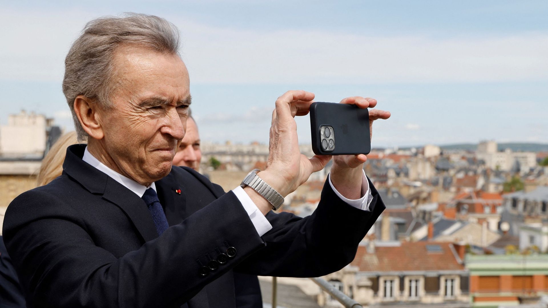 France : Bernard Arnault, le patron d’LVMH, rachète le journal 'L ...