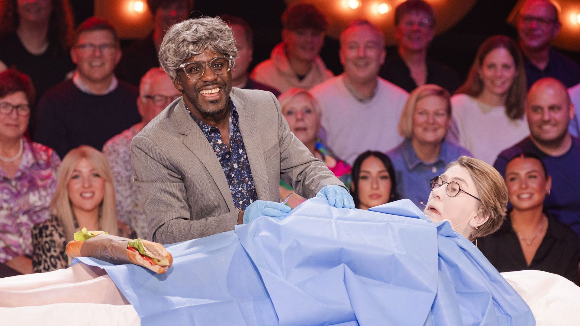 Cyril Hanouna présente ses nouveaux chroniqueurs dans Le Grand Cactus ...