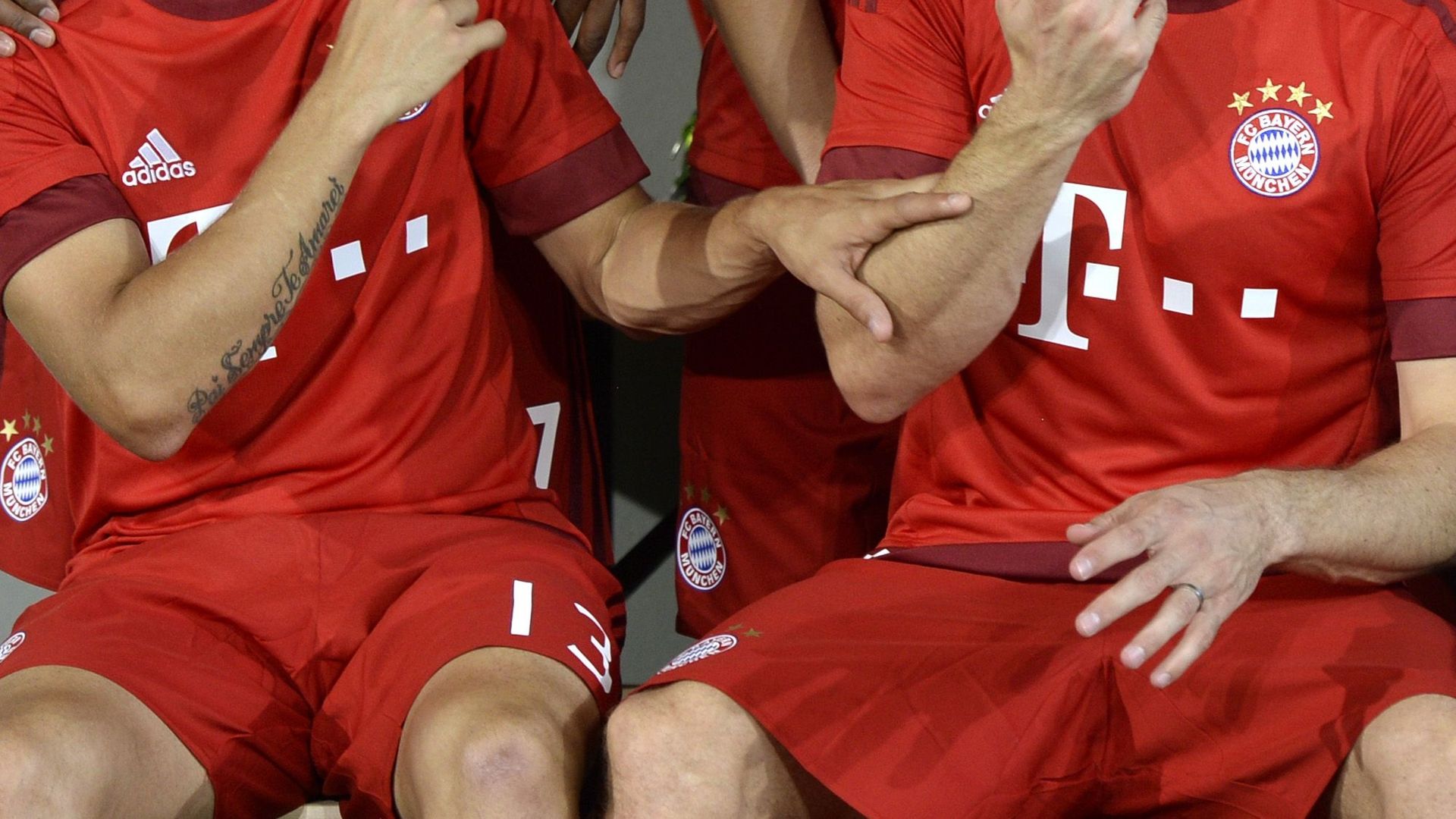 Curieuse peine pour des hooligans : la prison, ou le maillot du rival ...