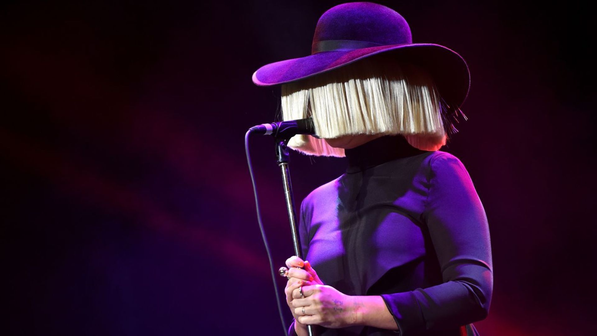 Rihanna chante un titre écrit par Sia sur l'impressionnante bande ...