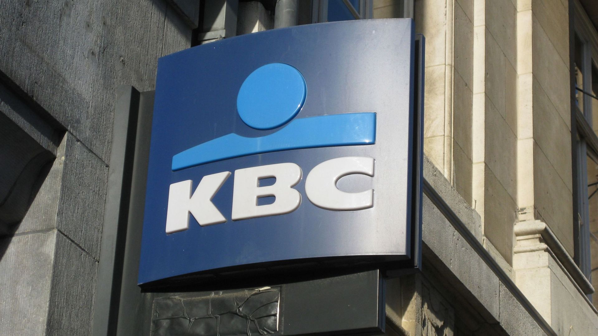 KBC Brussels finalise son installation: 25 000 clients vont changer de ...