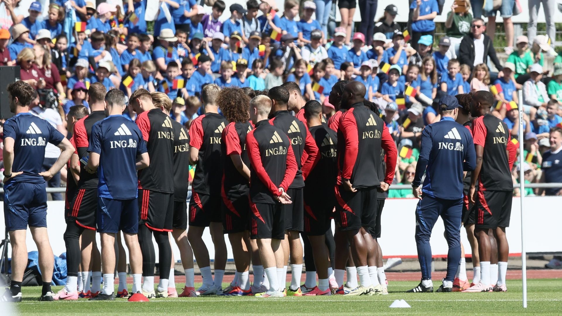 24 Diables Rouges à l'entrainement devant 1600 fans locaux, 3 joueurs ...