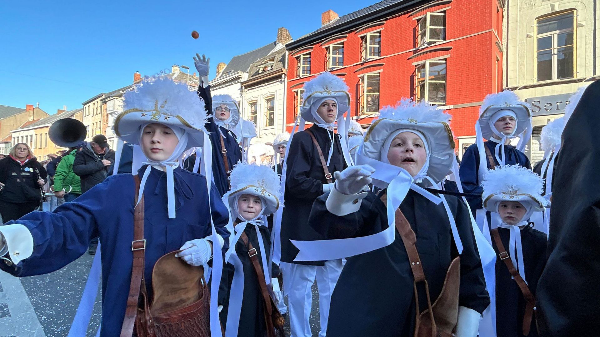 Carnaval de Binche : les Gilles ont sorti leurs chapeaux de plumes sous ...