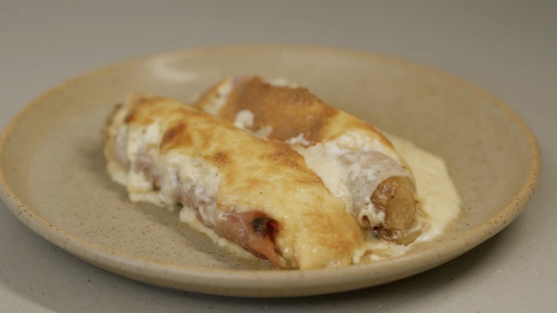 Un incontournable de la cuisine belge : le chicon au gratin de Carlo ...