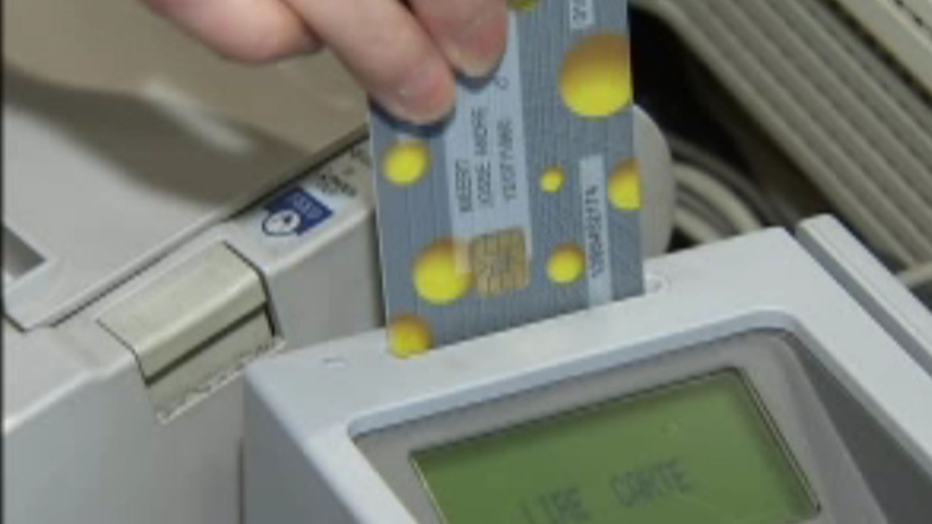 Disparition de la carte SIS: quelles conséquences pour vous? - RTBF Actus