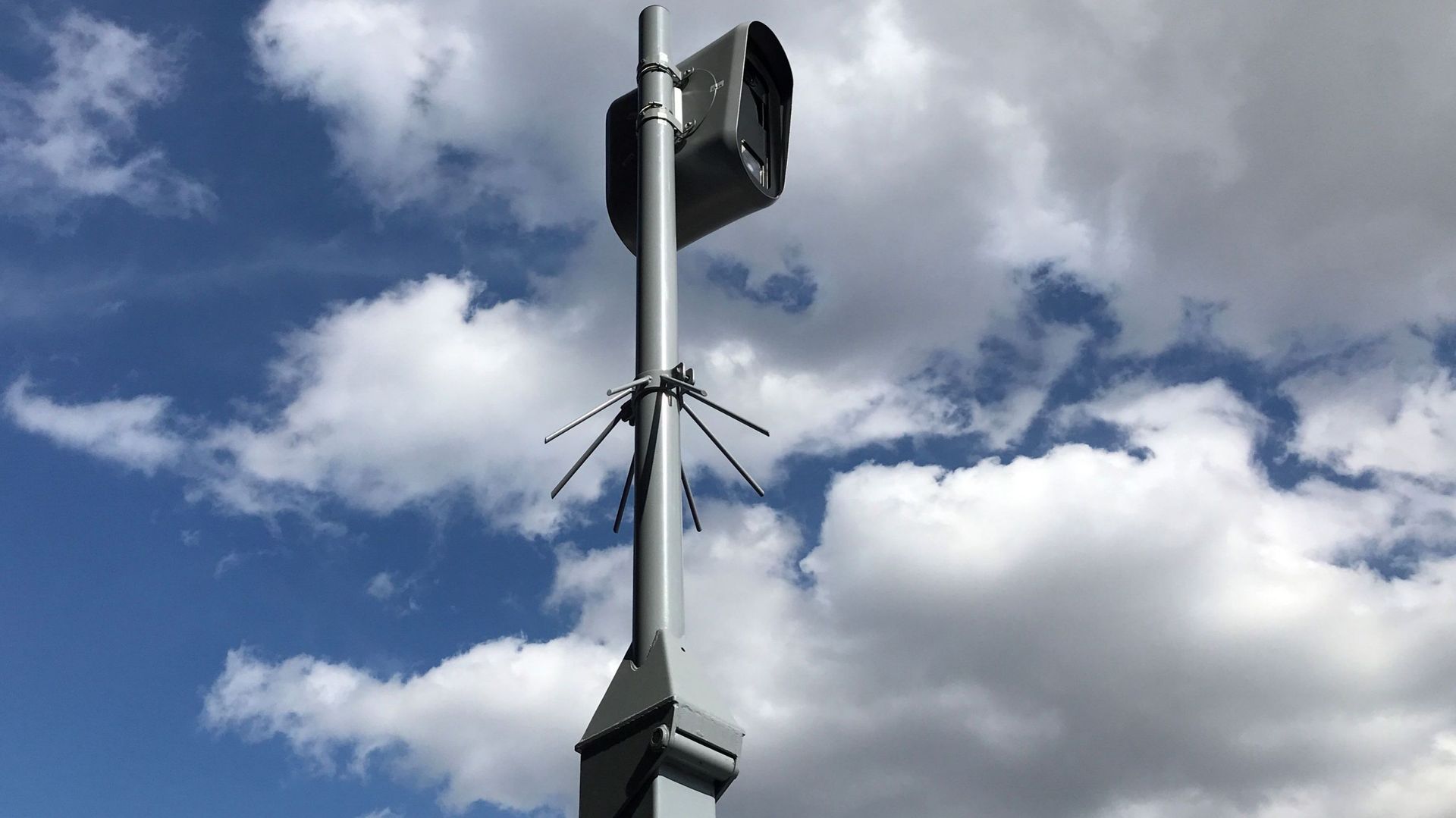 Le radar feu rouge Gatso RT4 débarque sur les quais liégeois de la ...