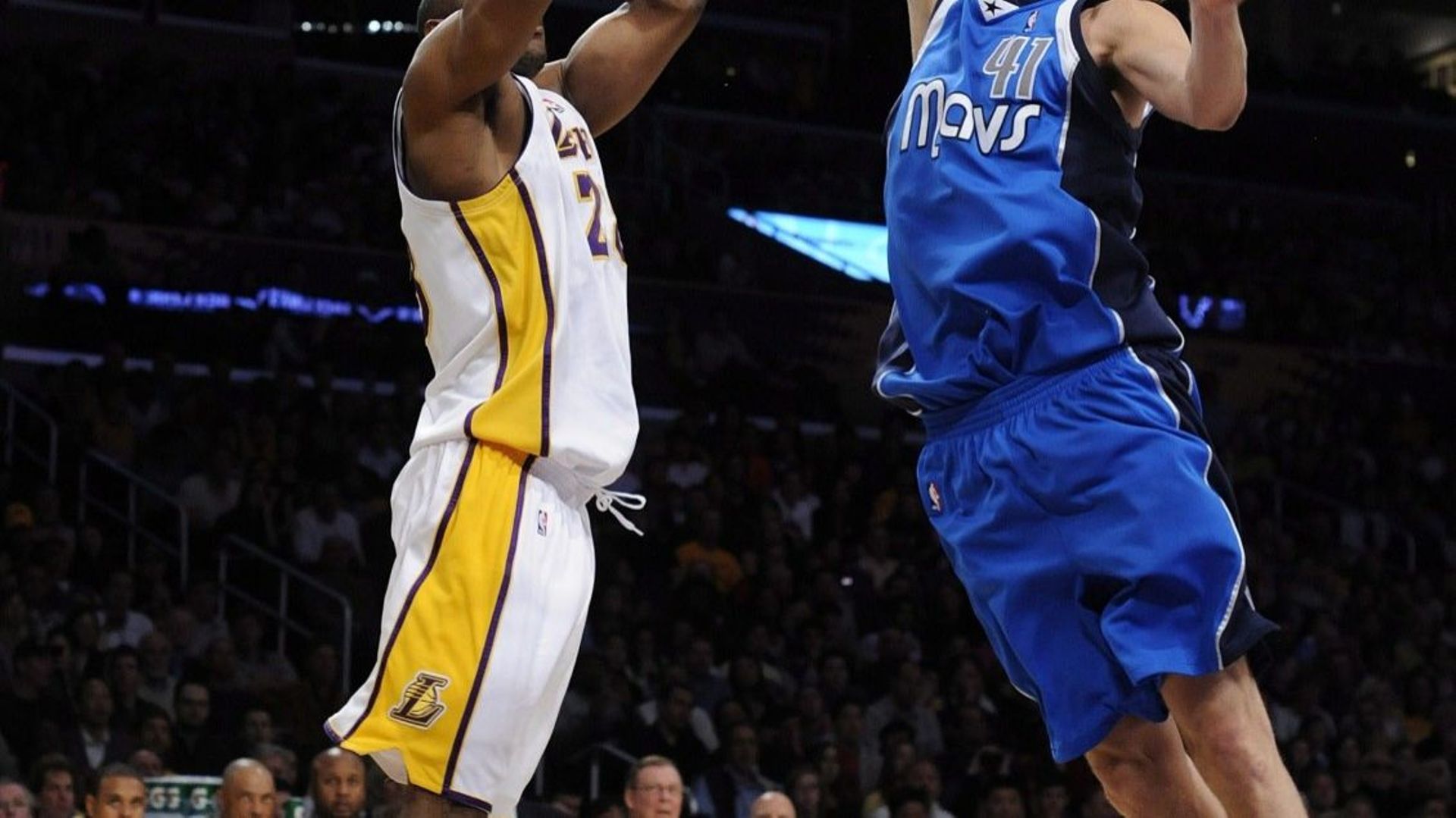 Mbenga et les Lakers impitoyables pour Dallas - RTBF Actus