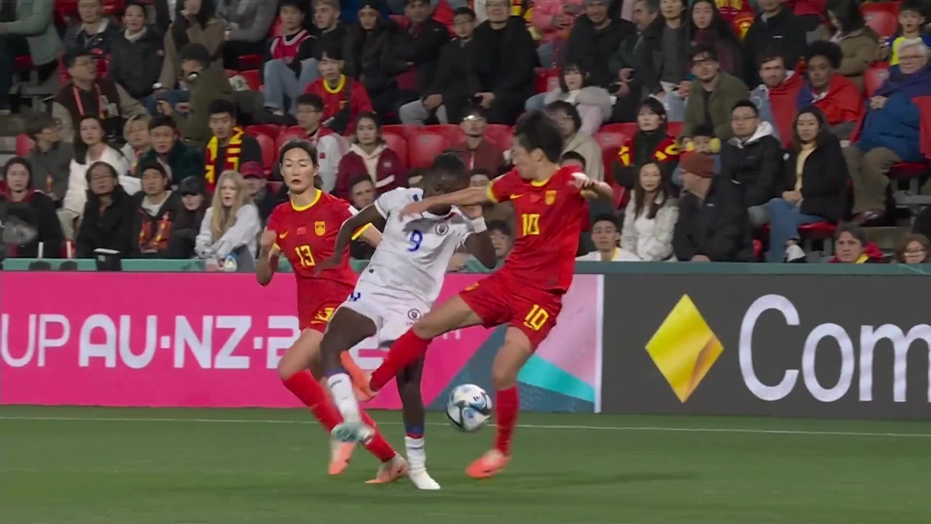 Carte rouge indiscutable : le tacle insensé au niveau... du genou d'une ...