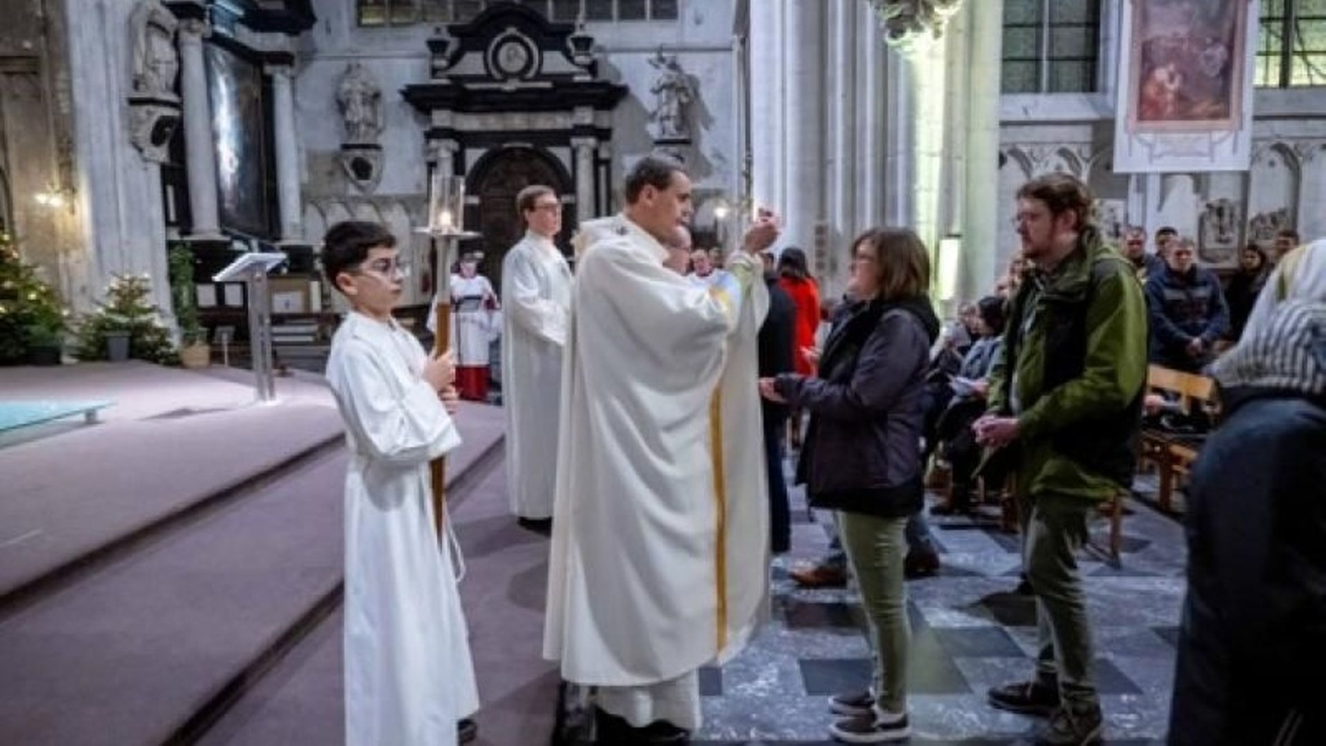Donald Trump publie un portrait de lui habillé en pape - RTBF Actus