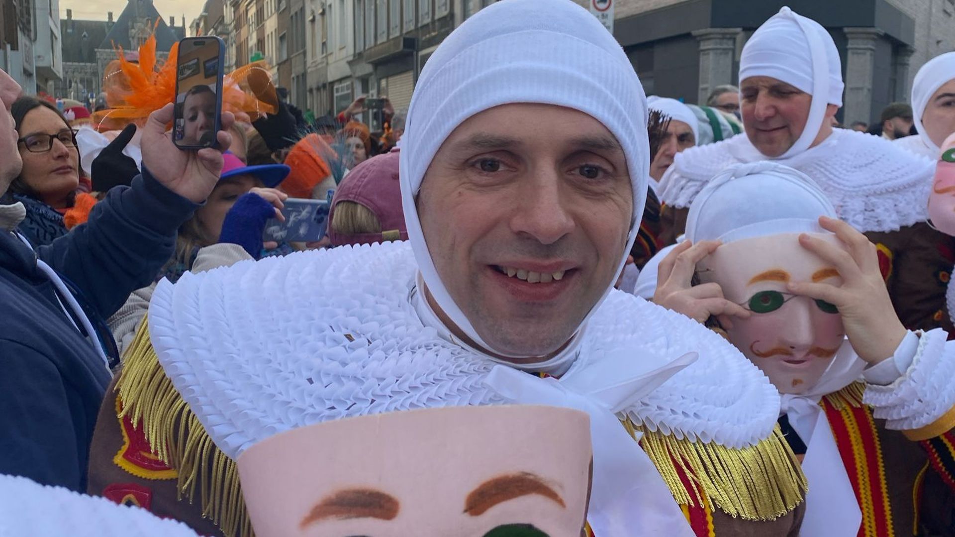 Carnaval de Binche : les Gilles ont sorti leurs chapeaux de plumes sous ...