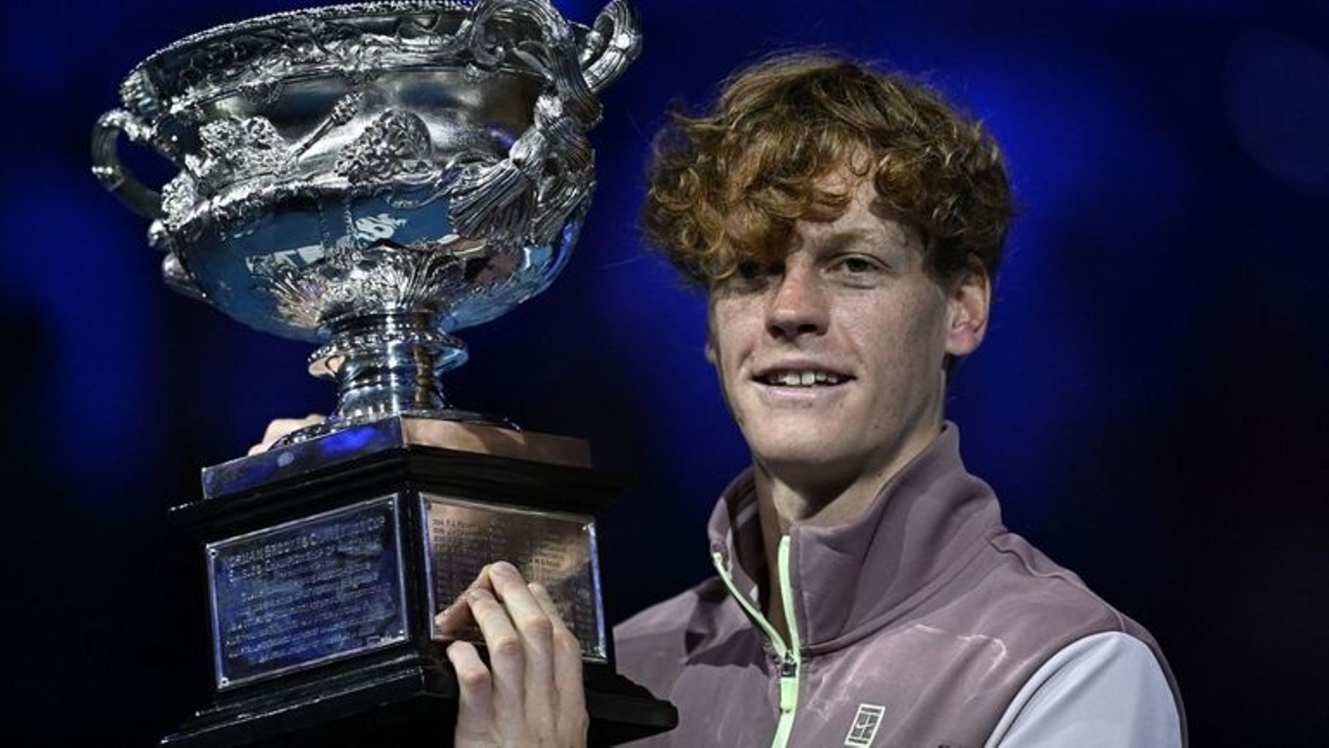 Un ramasseur de balle interrompt un échange entre Jannik Sinner et ...