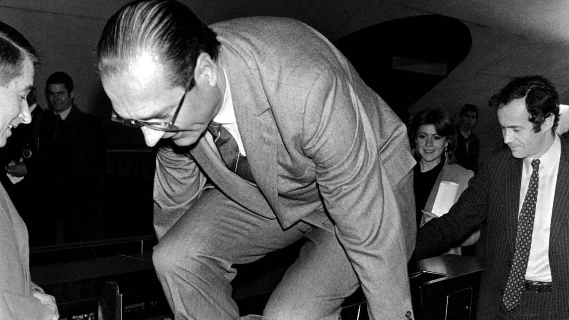 L'histoire derrière la photo mythique de Jacques Chirac dans le métro ...