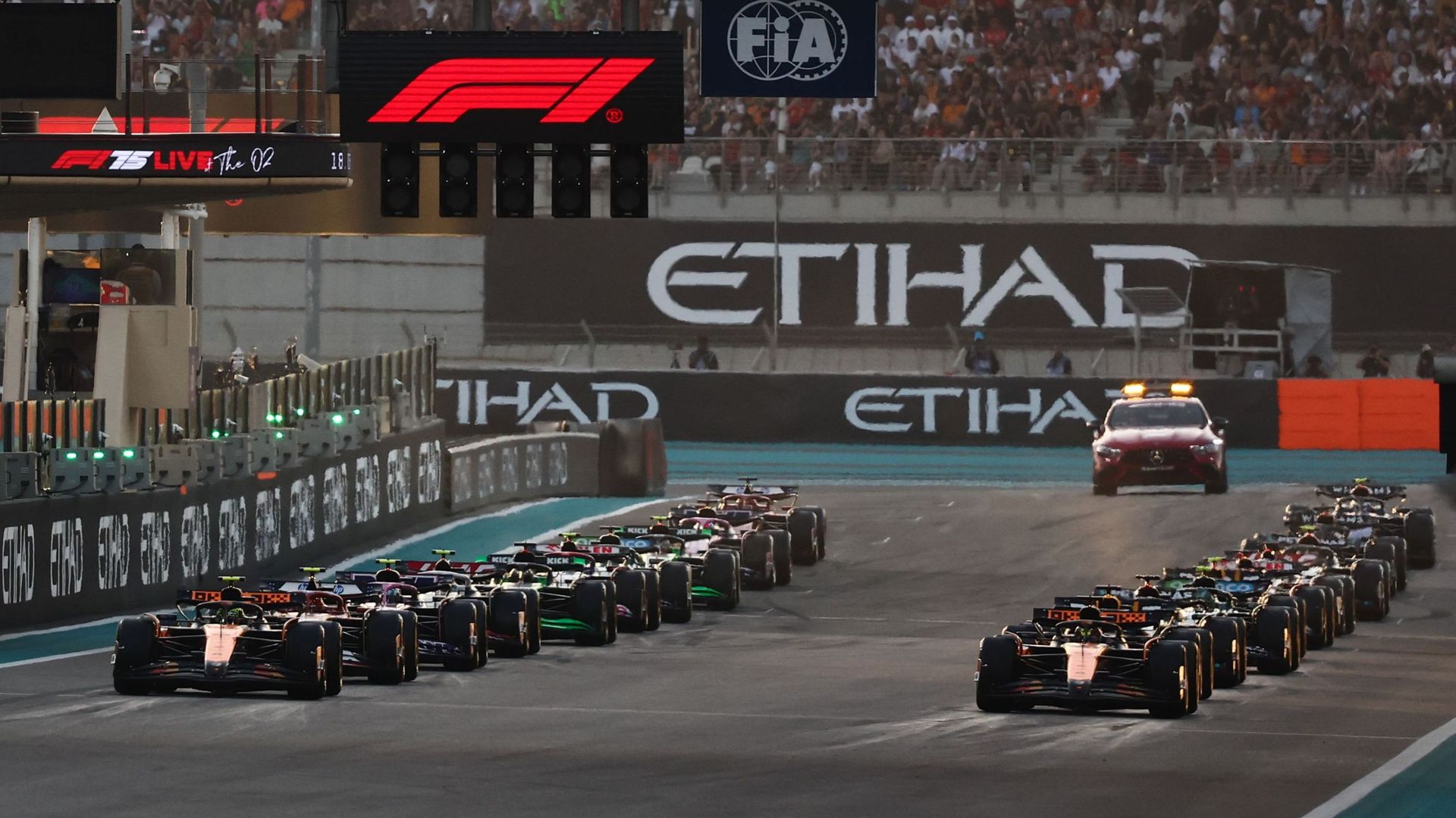 Présentation de Hamilton chez Ferrari, un show inédit et les livrées dévoilées : la F1 a lancé ...