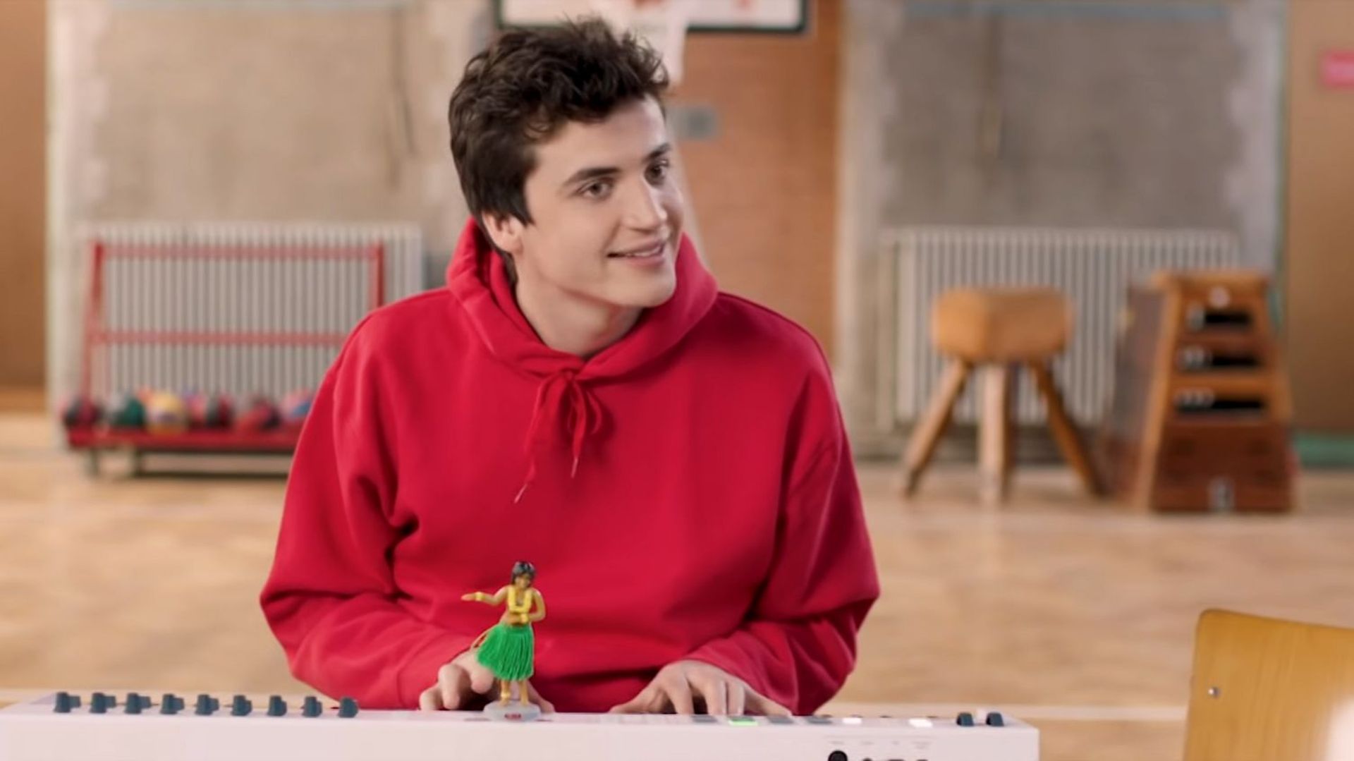 Henri PFR vient présenter 'son talent' dans le clip amusant de 'Easy ...